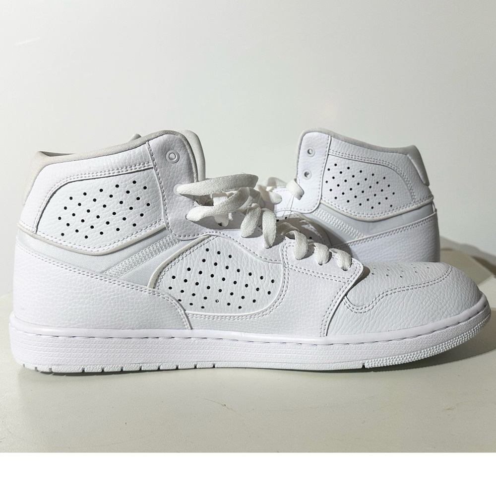 White Nike Air Jordan - Gem